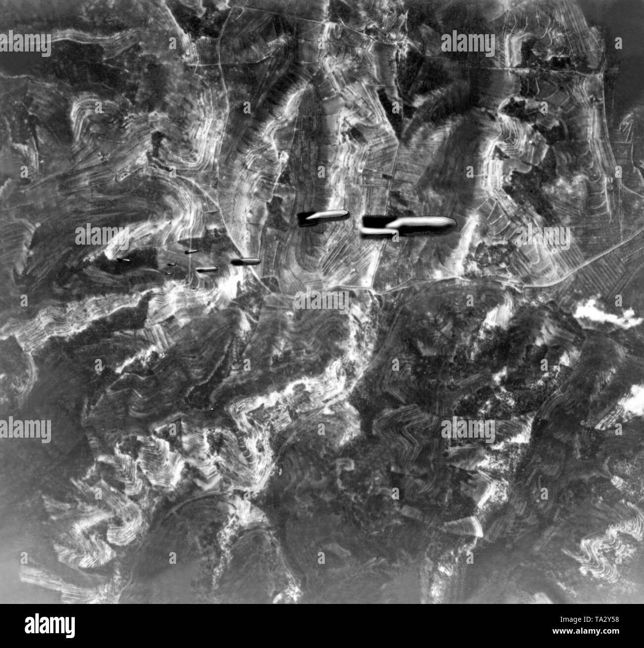Photo aérienne d'une bombe goutte de la légion Condor sur les positions ...