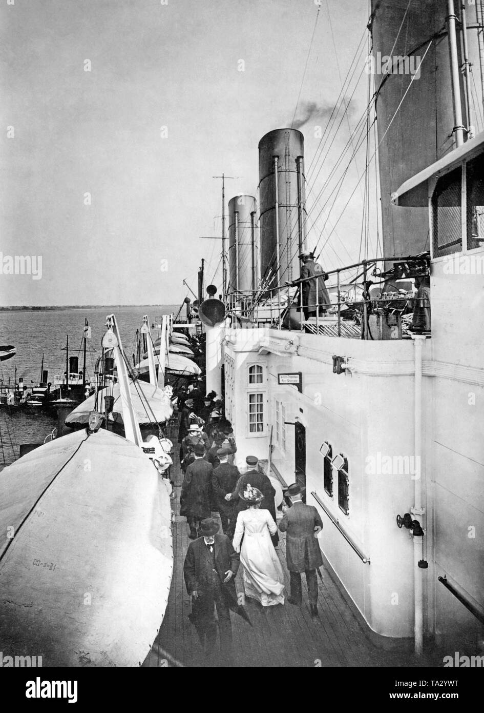 Le pont supérieur à bord du paquebot HAPAG Imperator, qui était le plus ...