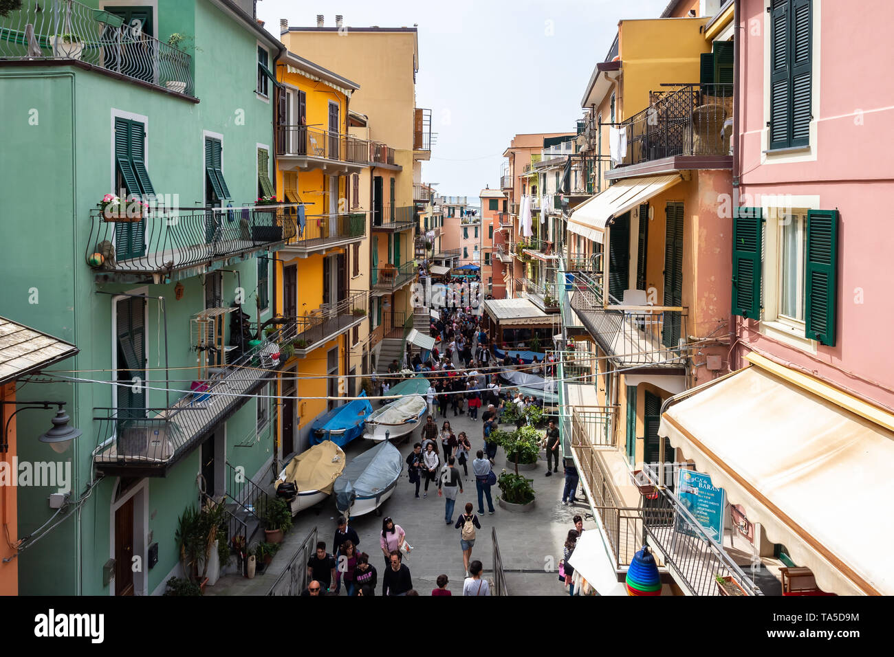 Manarola, Italie - 21 avril 2019 rue centrale de Manarola village ...