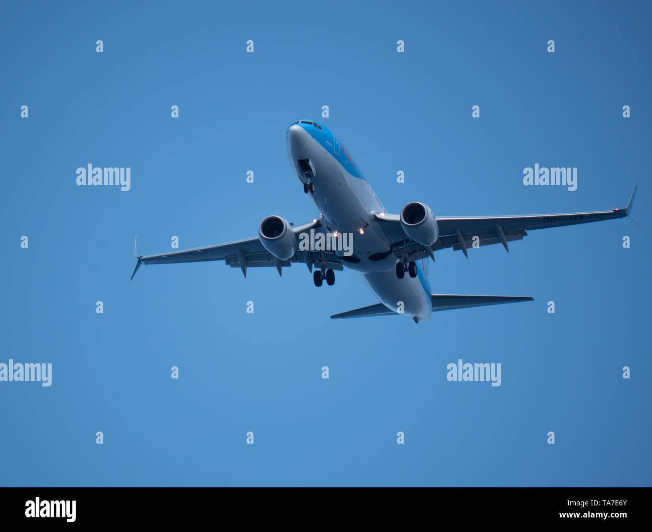 Avion airbus avec fond de ciel bleu Banque de photographies et d’images ...