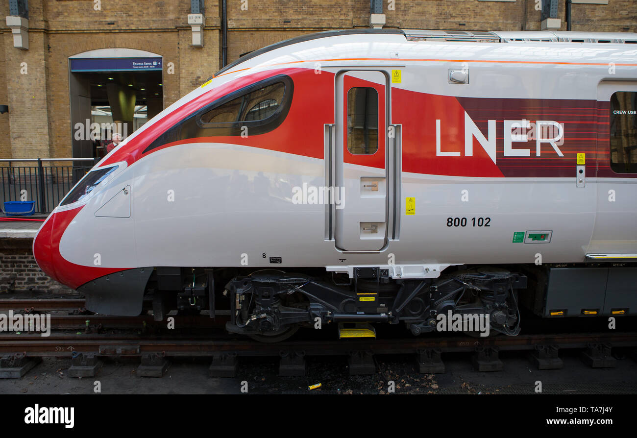 New Azuma en train LNER livery à Kings Cross Station, London Photo Stock - Alamy