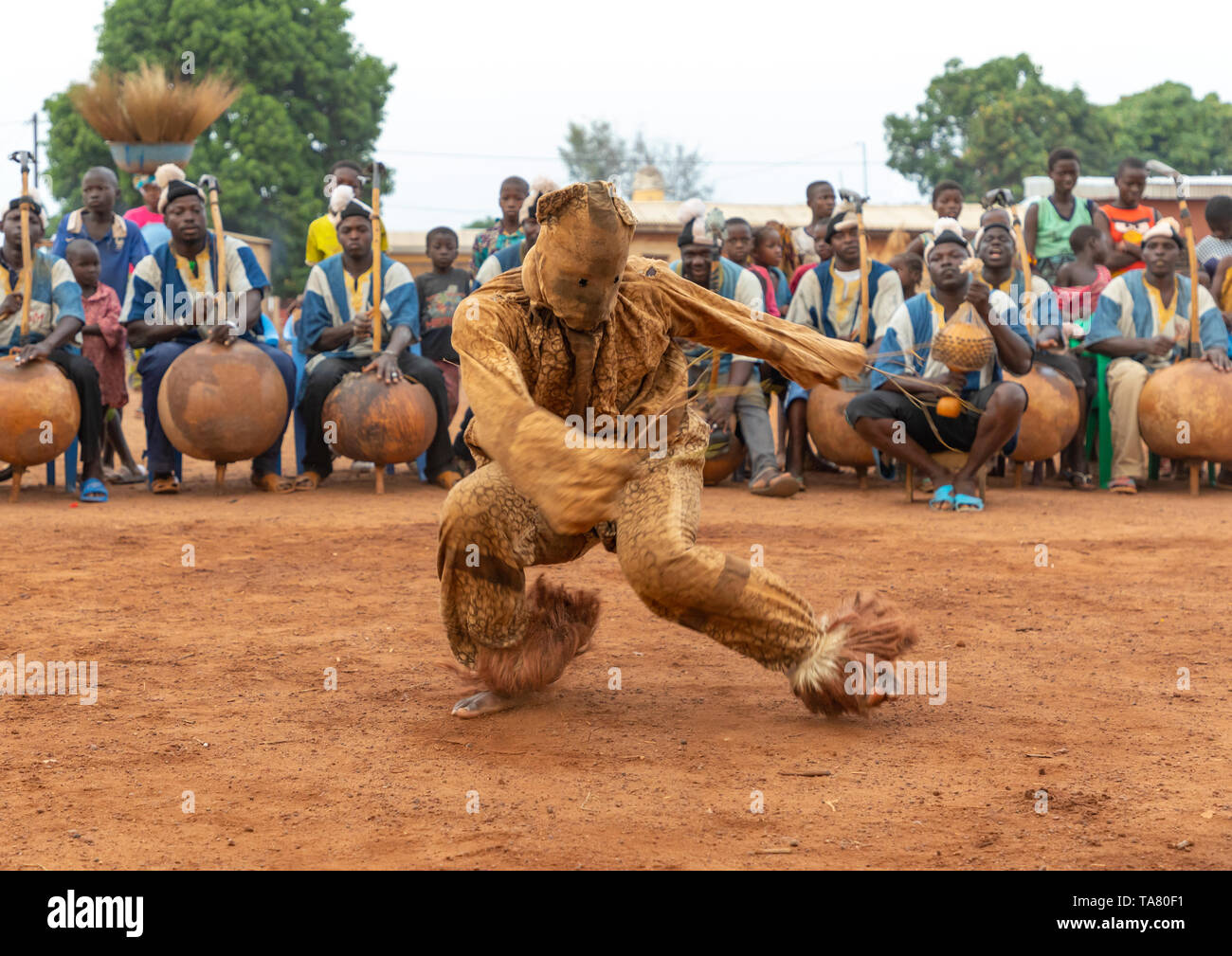 Boloye de danse la panthère homme dans la communauté, district des ...