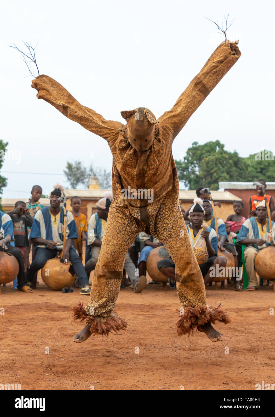 Boloye de danse la panthère homme dans la communauté, district des ... Boloye de danse la panthère homme dans la communauté, district des ...