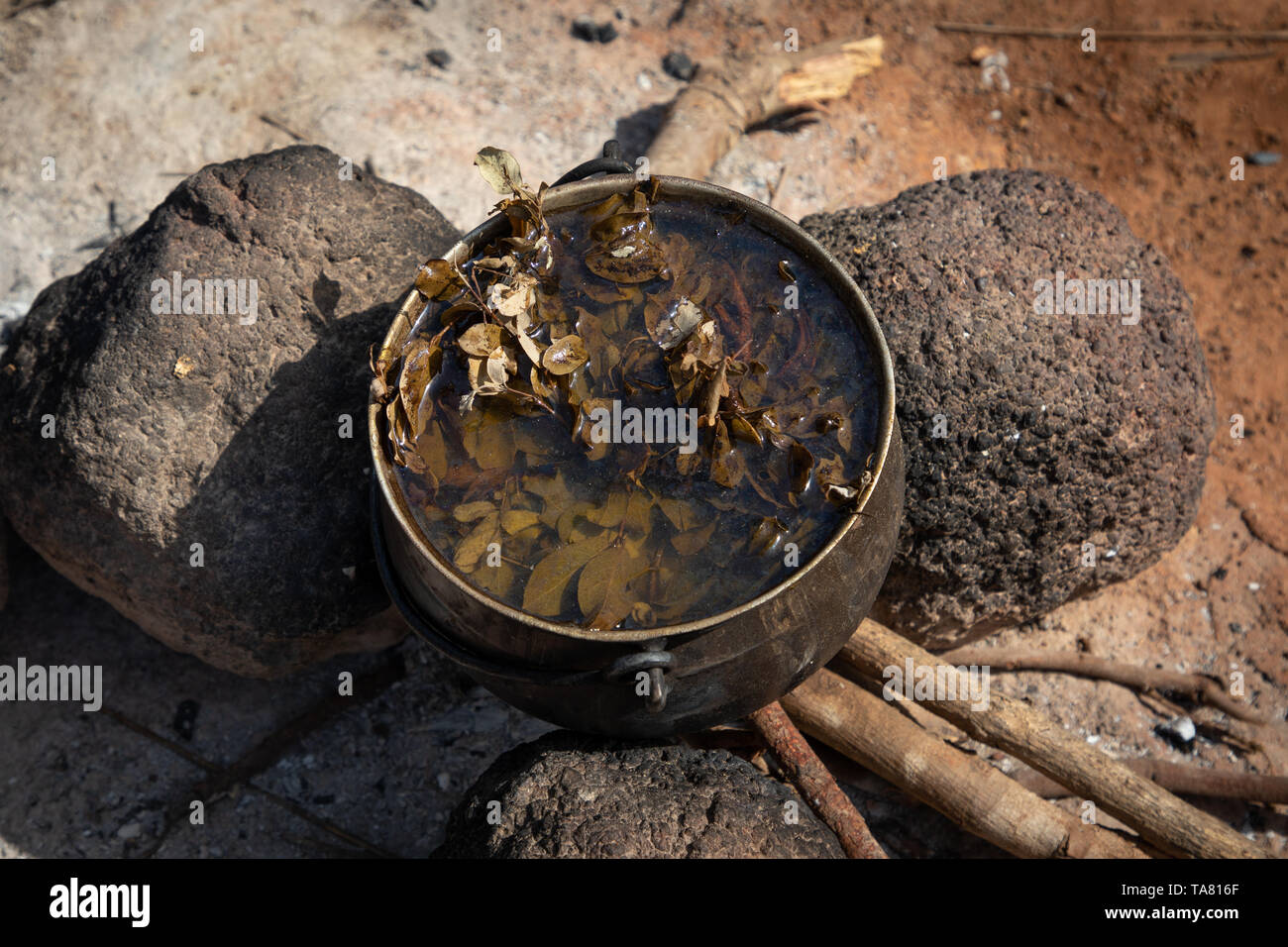 La cheminée pour la cuisson, district des Savanes, Niofoin, Côte d ...