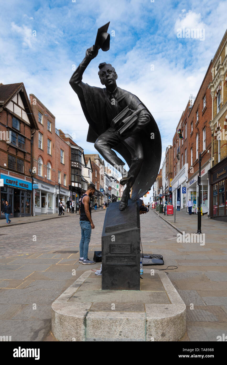 La Surrey Scholar statue en bronze, par Allan Sly, sur la rue ...