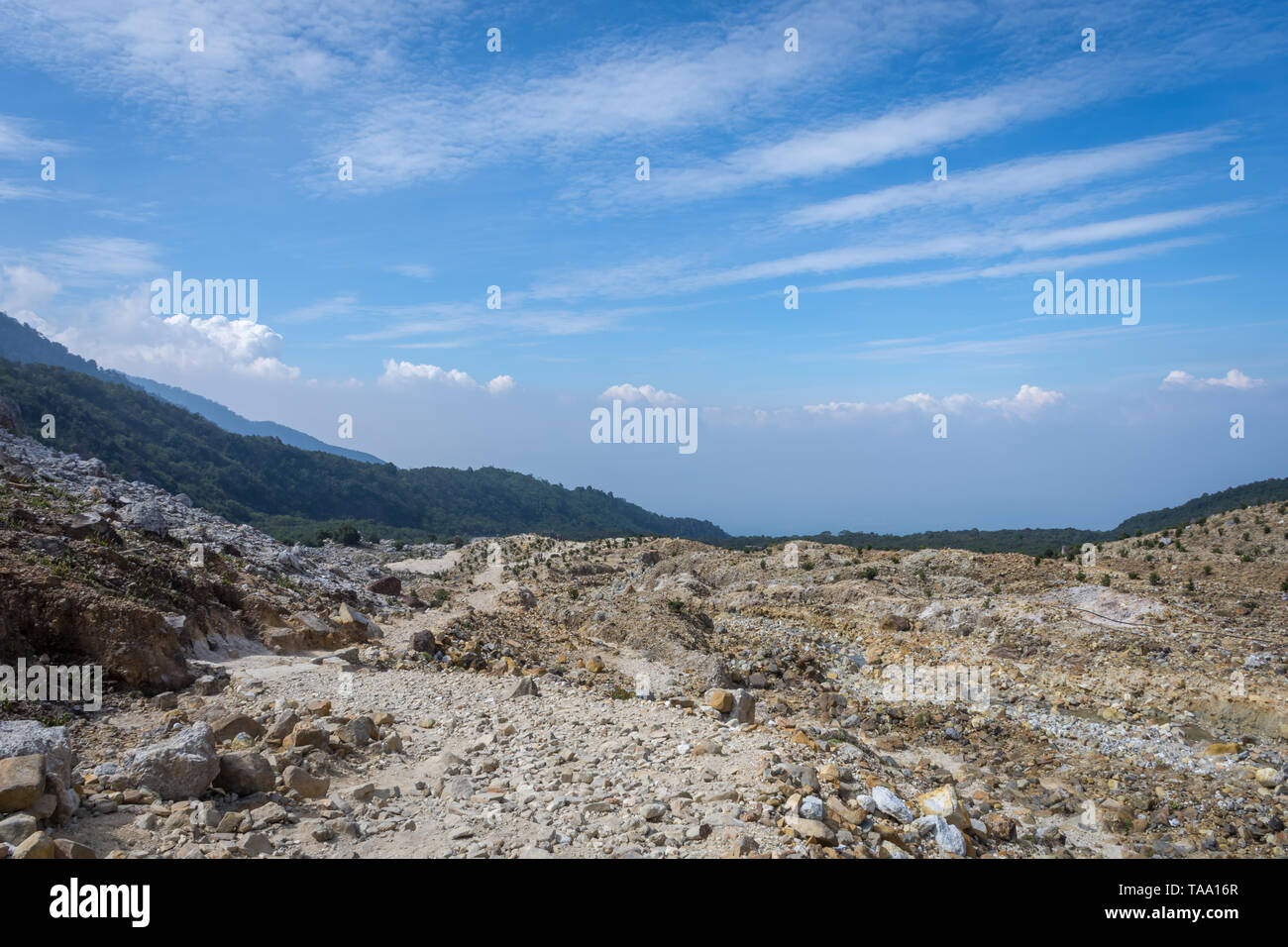 Beau paysage du mont Papandayan. Papandayan Mountain est l'un des ... Beau paysage du mont Papandayan. Papandayan Mountain est l'un des ...