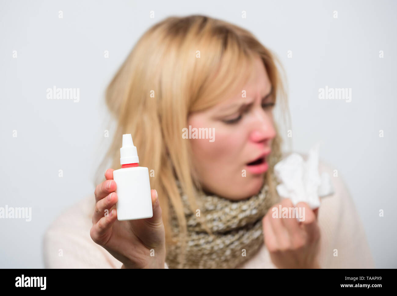 Pompe flacon. Femme malade médicament pulvérisation dans le nez. Le ...