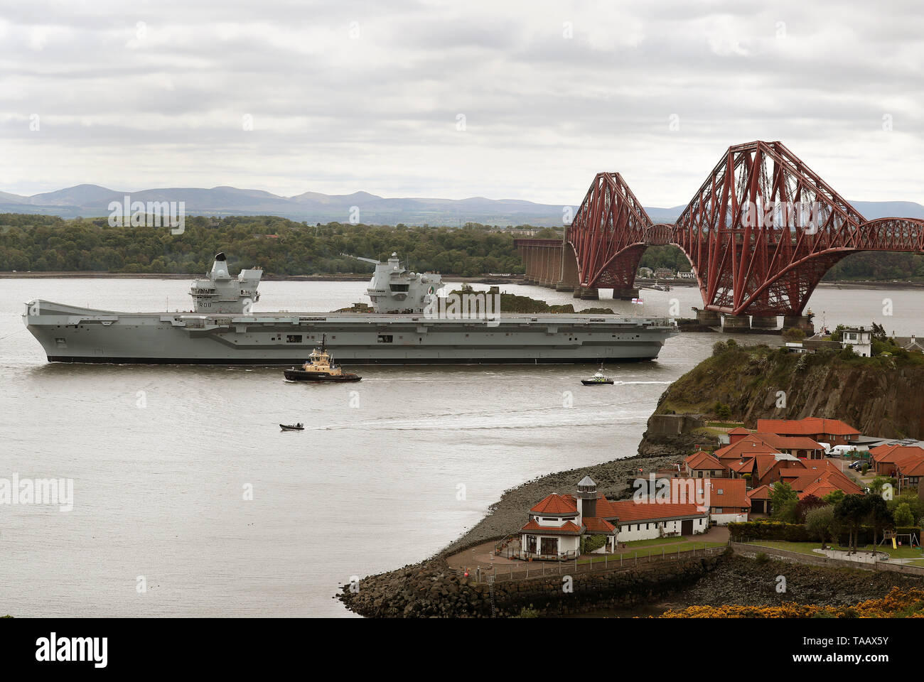Le porte-avions HMS Queen Elizabeth passe le pont Forth Rail quand il quitte l'estuaire de la ...