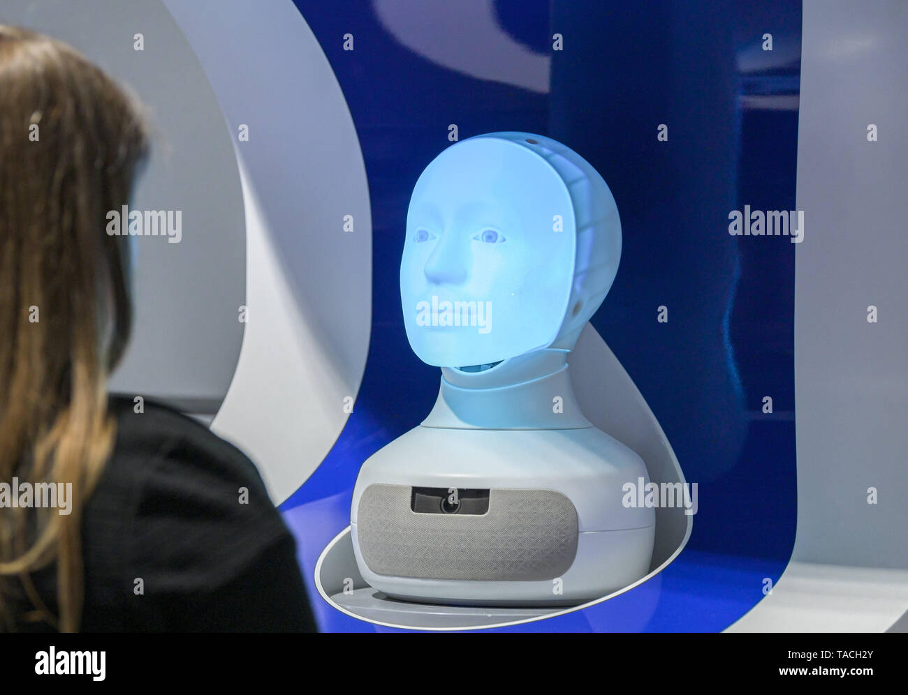 20 mai 2019, Hessen, Frankfurt/Main : ILLUSTRATION - une femme parle au ...