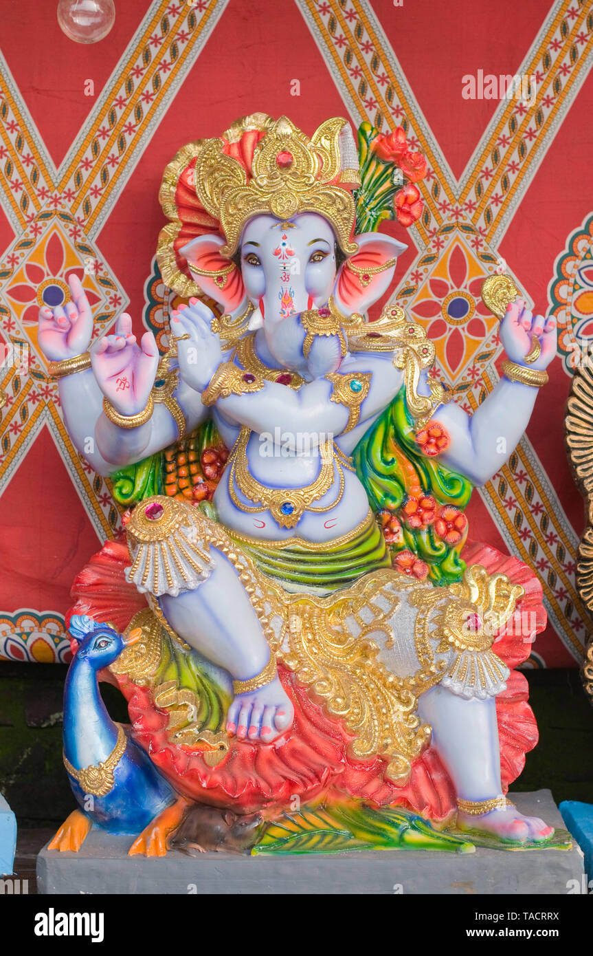 Statue of lord ganesh playing flute Banque de photographies et d’images ...