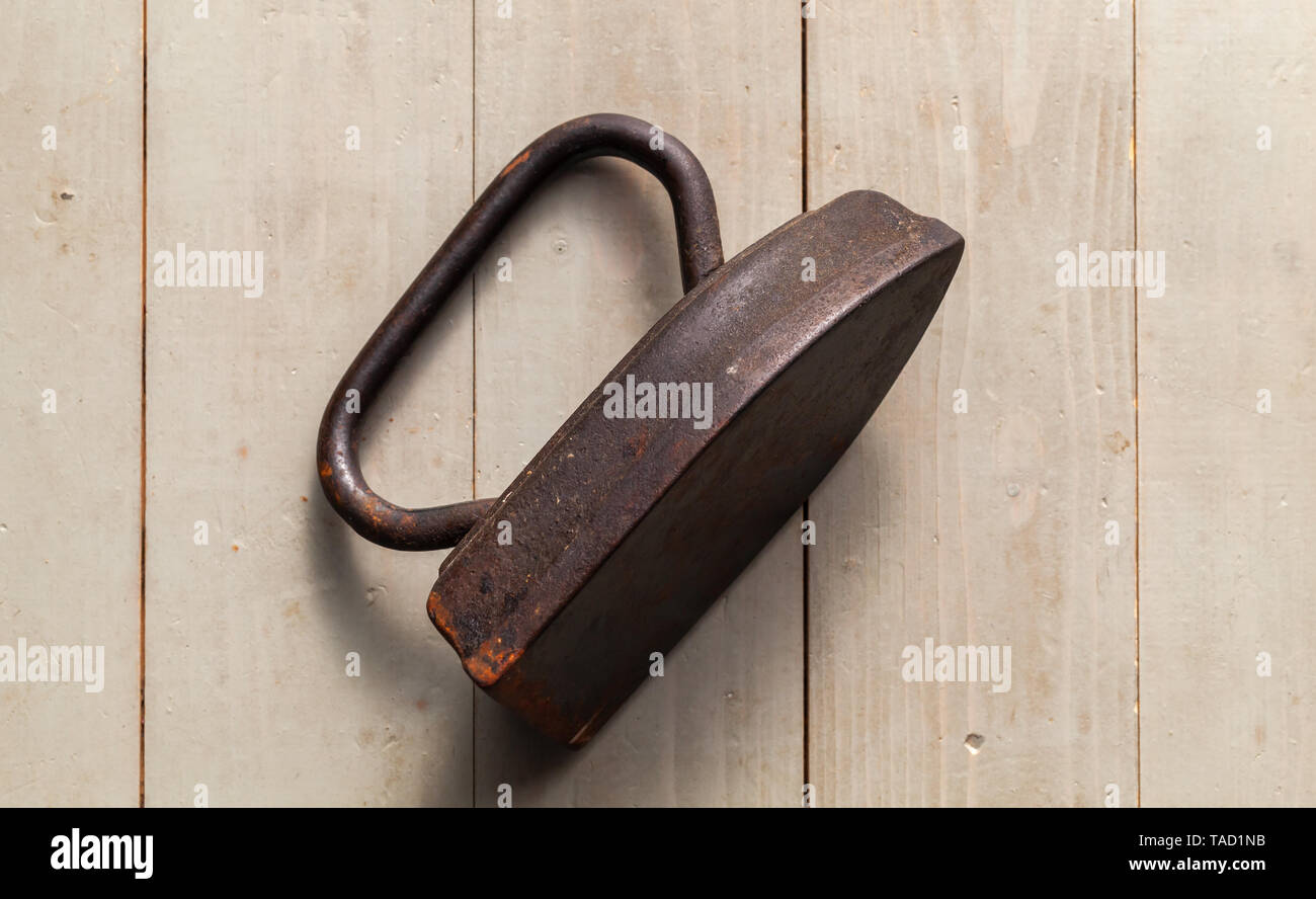 Vieux fer à repasser rouillé Banque de photographies et d’images à ...