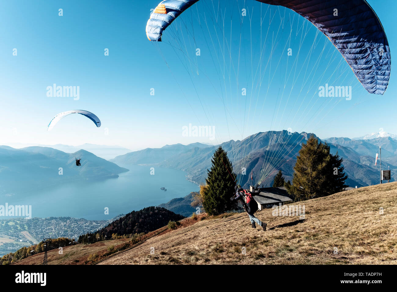 Parapente sur le lago maggiore Banque de photographies et d’images à ...