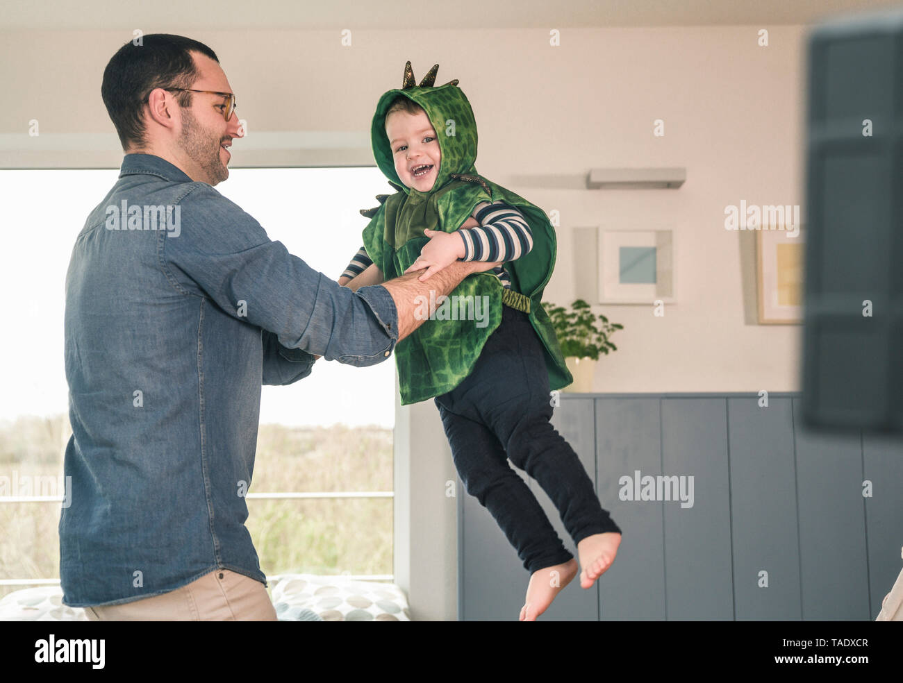 Une Famille Heureuse Dans Leur Salon Banque De Photographies Et D