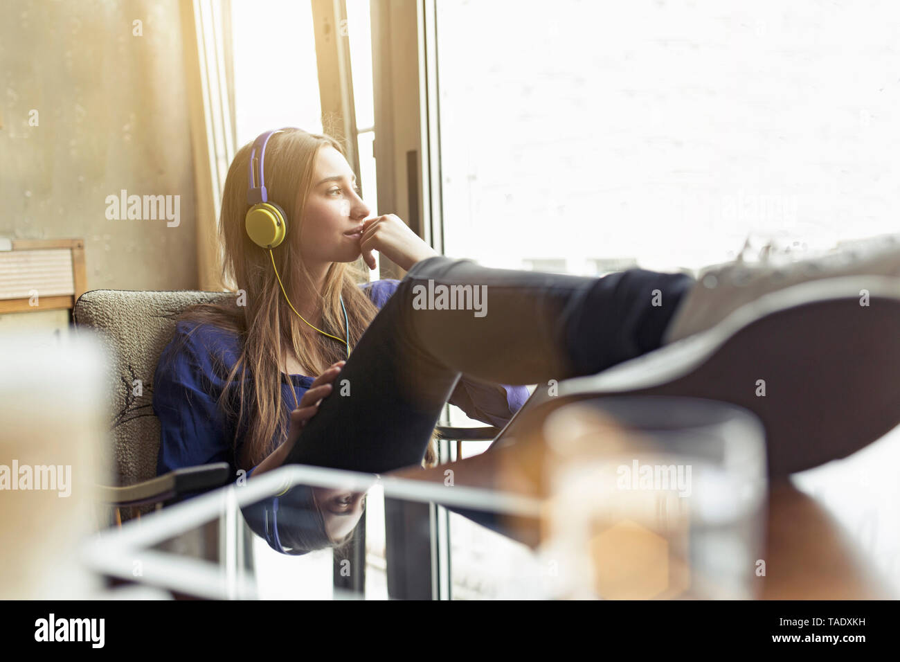 Femme assise sur une chaise Banque de photographies et d’images à haute résolution - Alamy