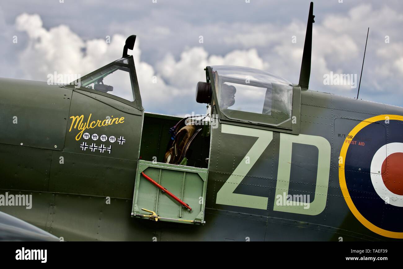 Spitfire cockpit canopy aircraft Banque de photographies et d’images à ...