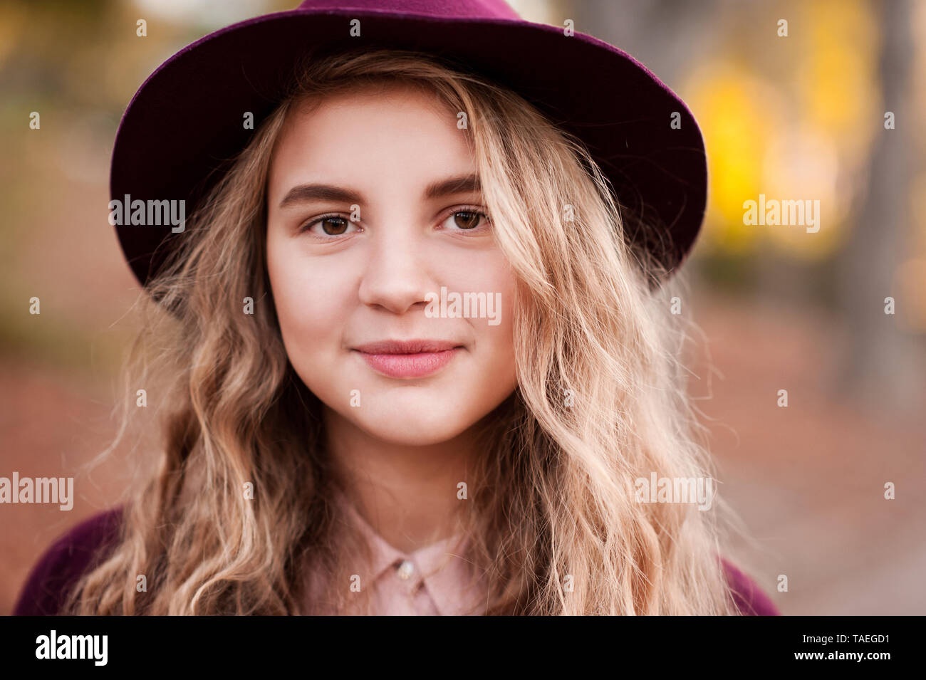 Pretty 14 year old teenager Banque de photographies et d’images à haute ...