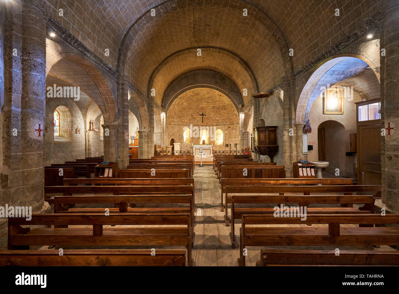 église romane intérieur Banque de photographies et d’images à haute ...