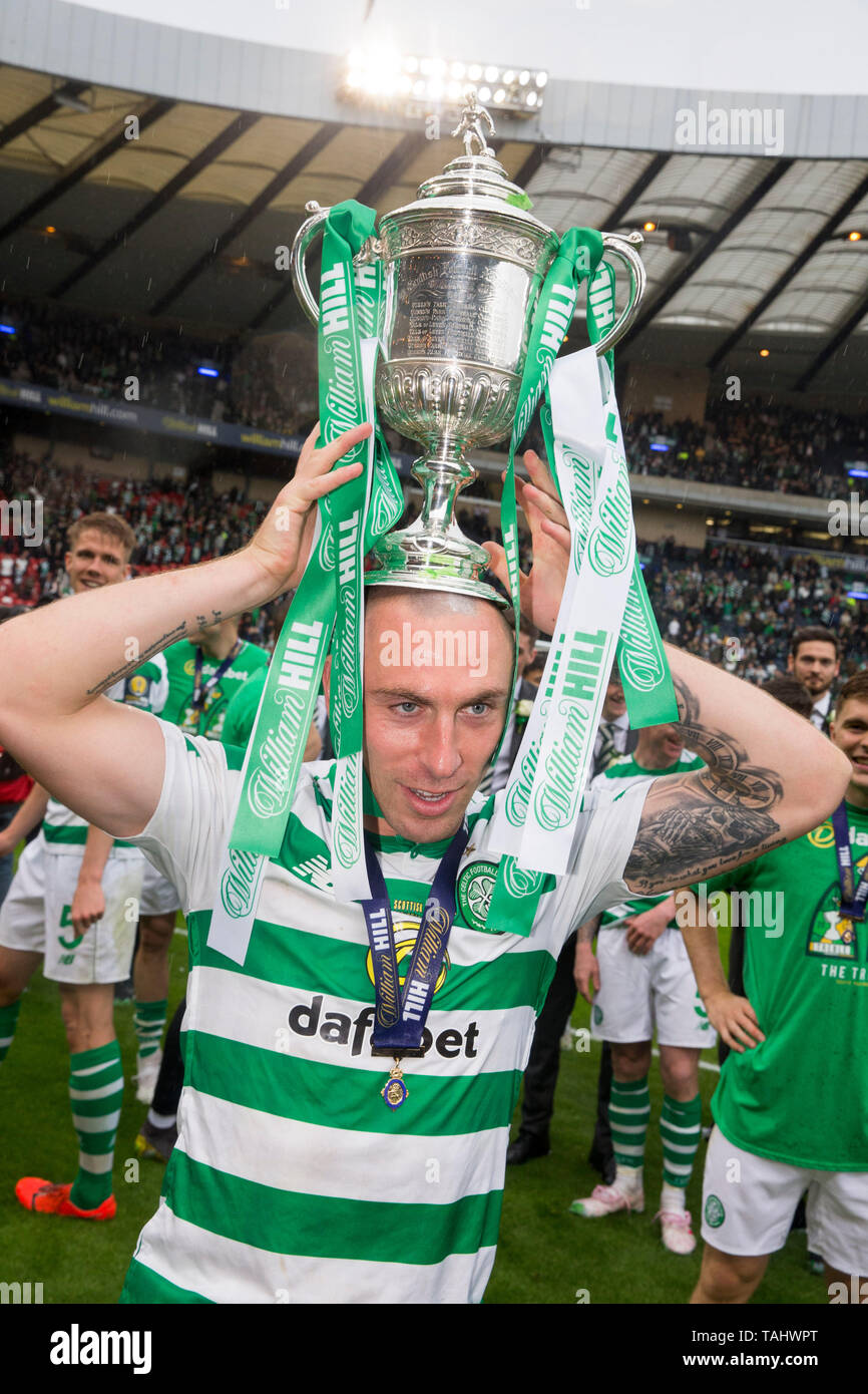 Scott Brown du Celtic pose avec le trophée après la finale de la Coupe ...