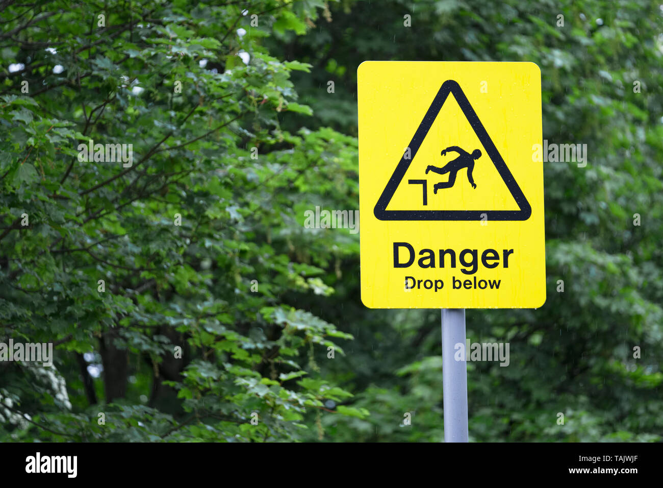 Panneau d'avertissement triangle jaune Banque de photographies et d ...