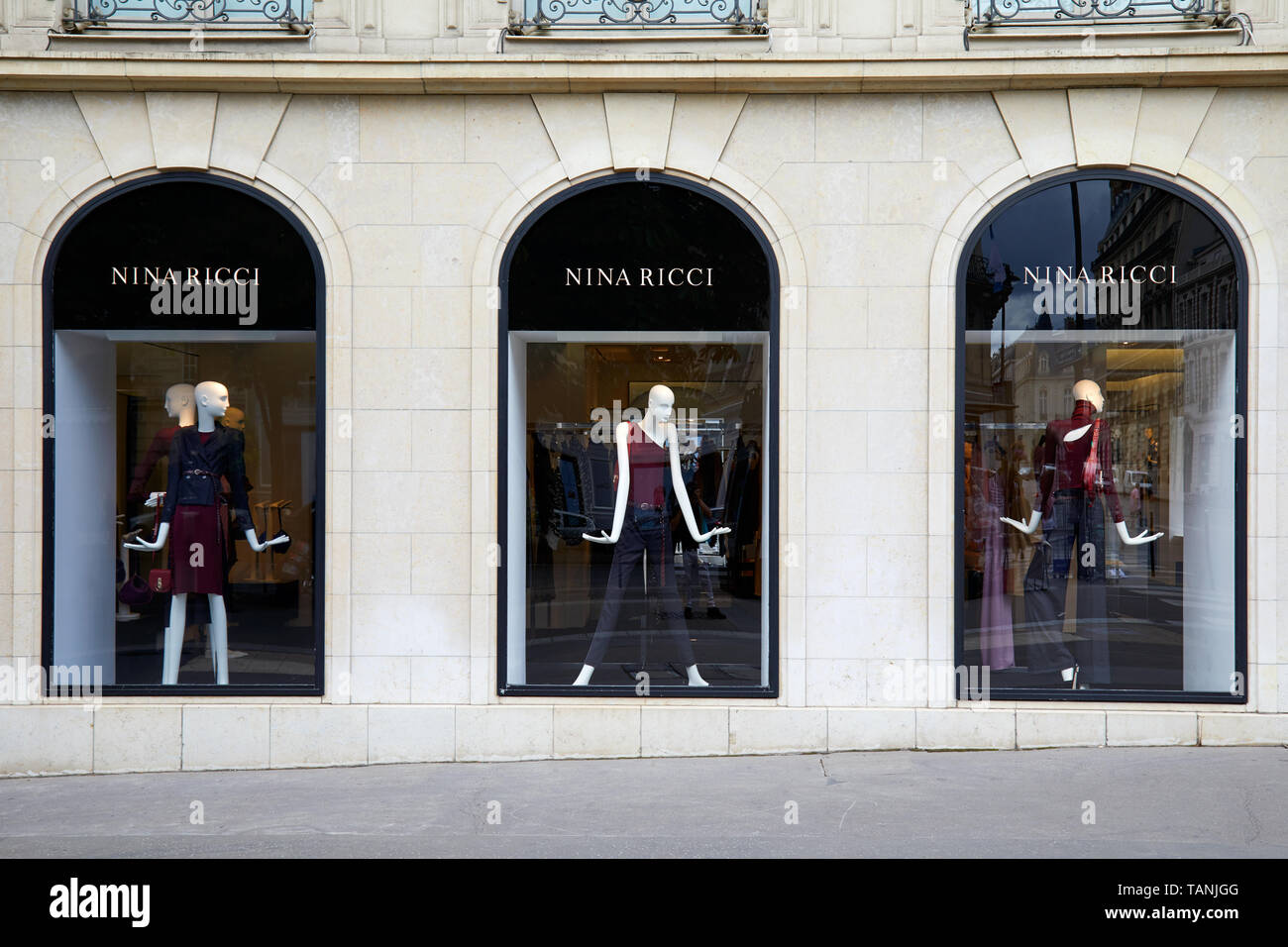 PARIS, FRANCE - 22 juillet 2017 : la mode Nina Ricci boutique de luxe ...