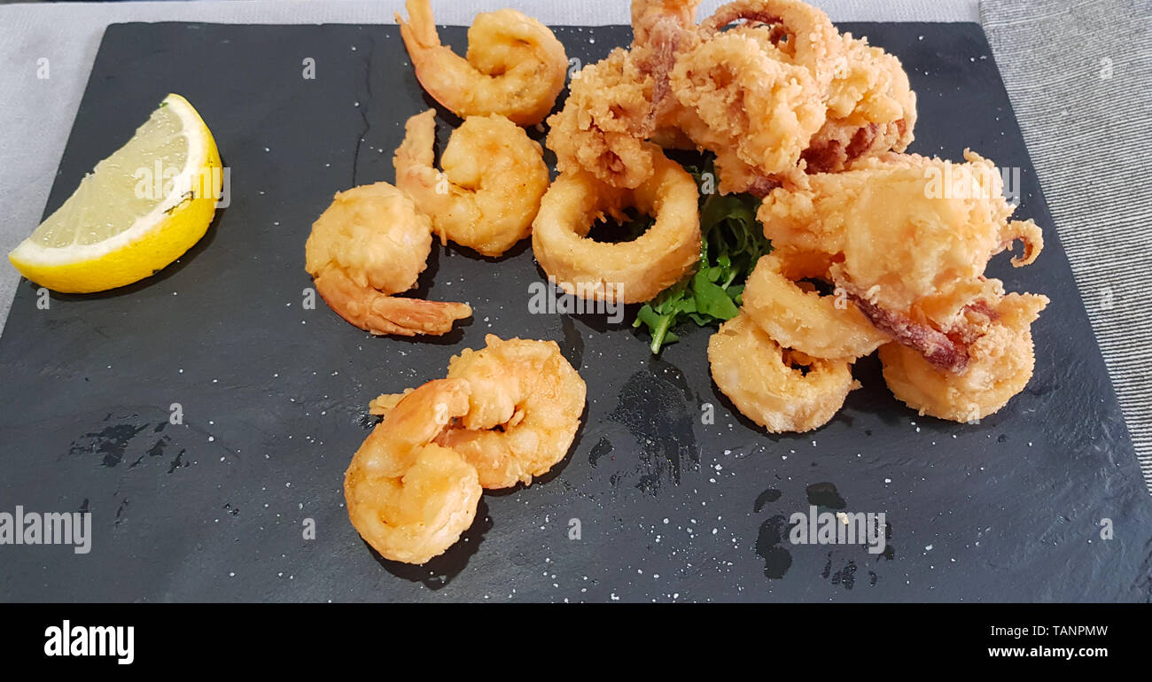 Crevettes et calmars frits mixtes Banque de photographies et d’images à ...