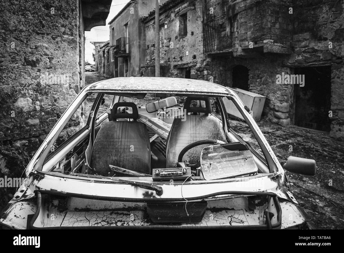 Voiture Fiat Uno délabrées dans le village abandonné de Ferruzzano ...