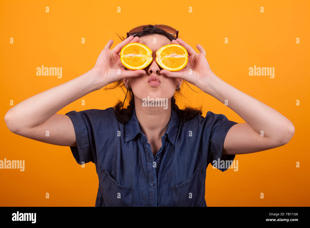 Portrait femme embrasse fruit Banque de photographies et d’images à ...