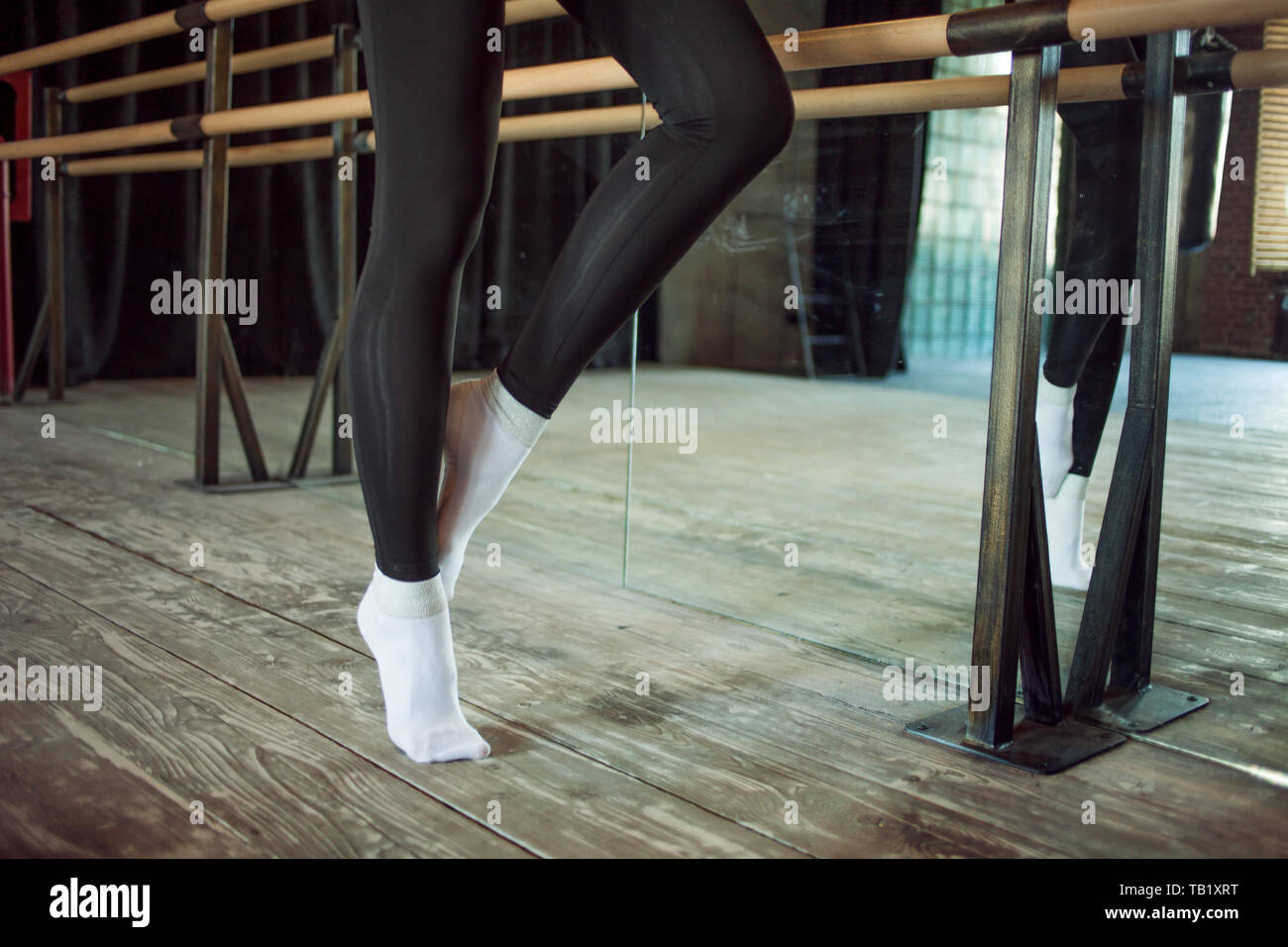 Femme dans un bar qui danse Banque d'image et photos - Alamy