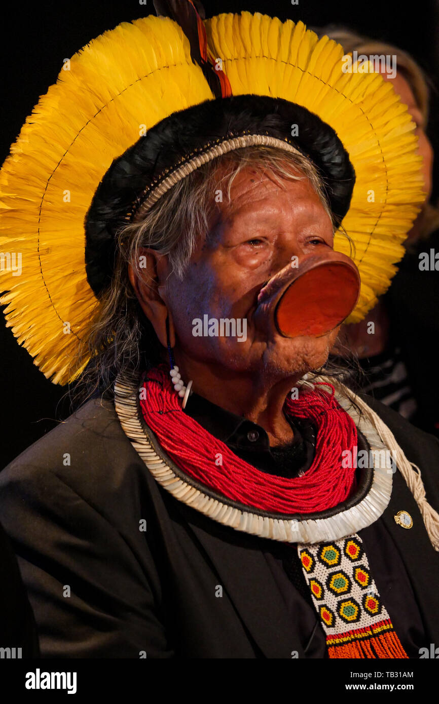 Amazonian chief raoni metuktire Banque de photographies et d’images à ...