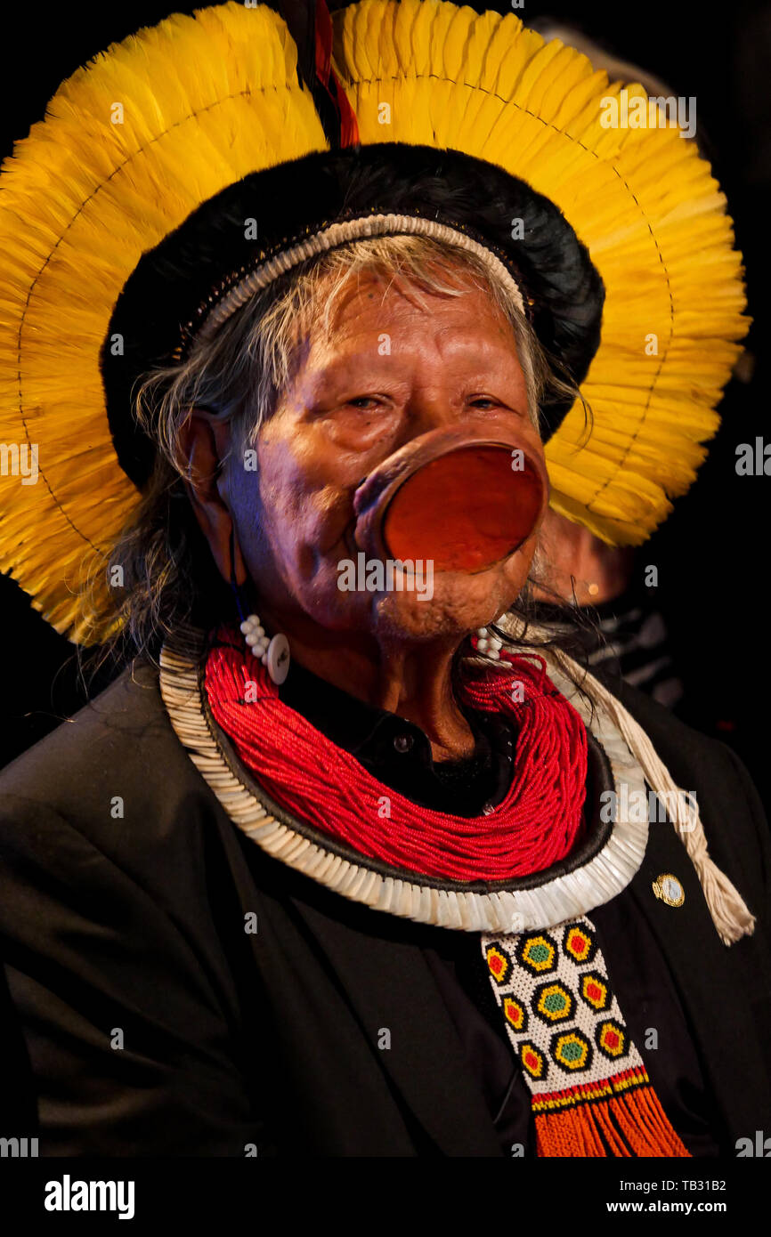 Amazonian chief raoni metuktire Banque de photographies et d’images à ...