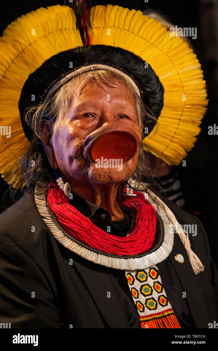 Amazonian chief raoni metuktire Banque de photographies et d’images à ...