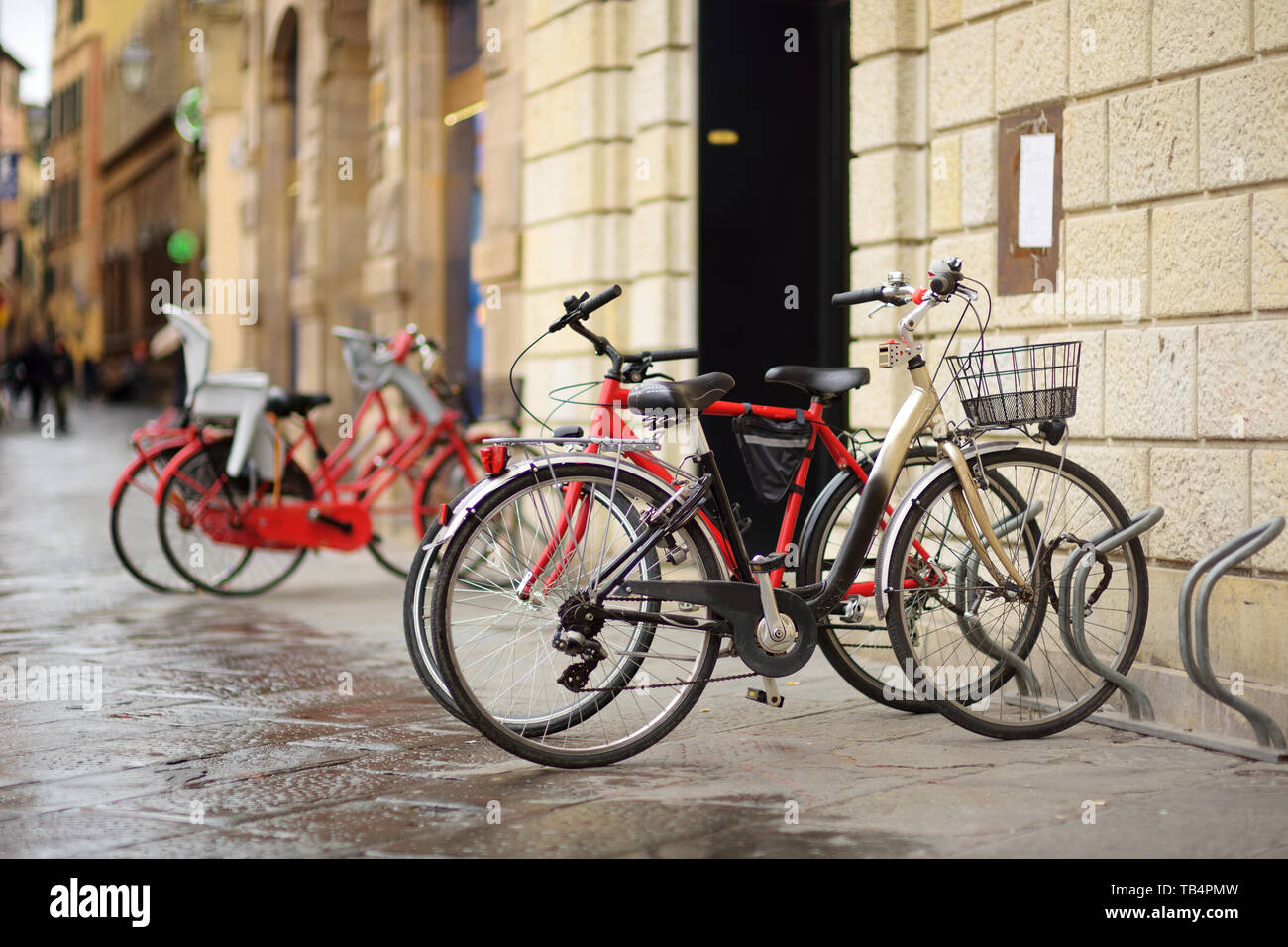 Les vélos garés sur les belles rues médiévales de Lucques, ville connue ...