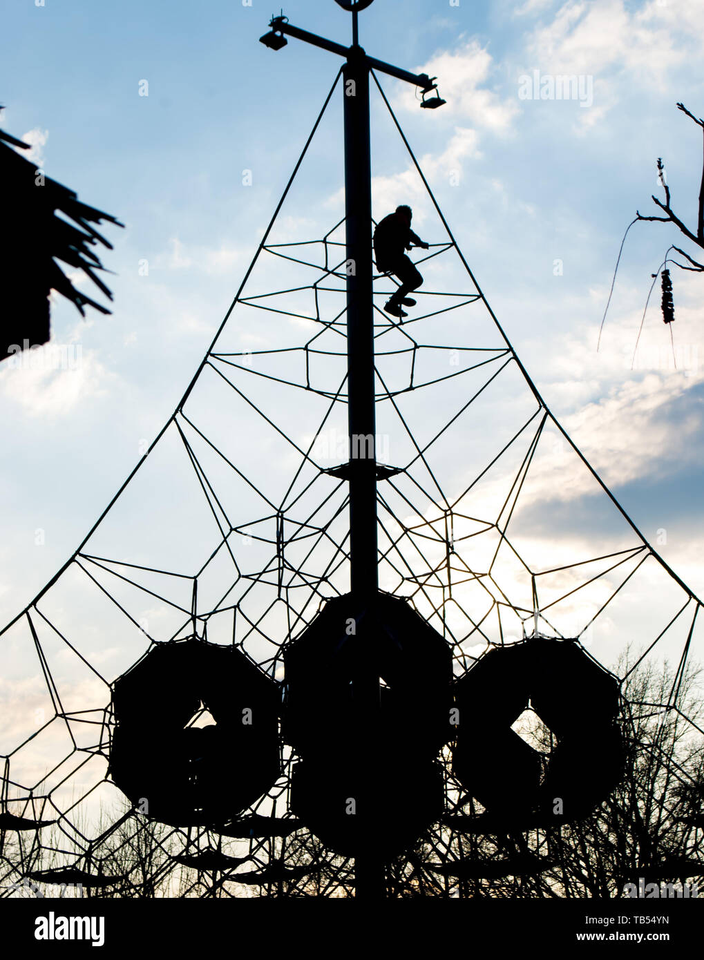 Niños escalando siluetas Banque de photographies et d’images à haute ...