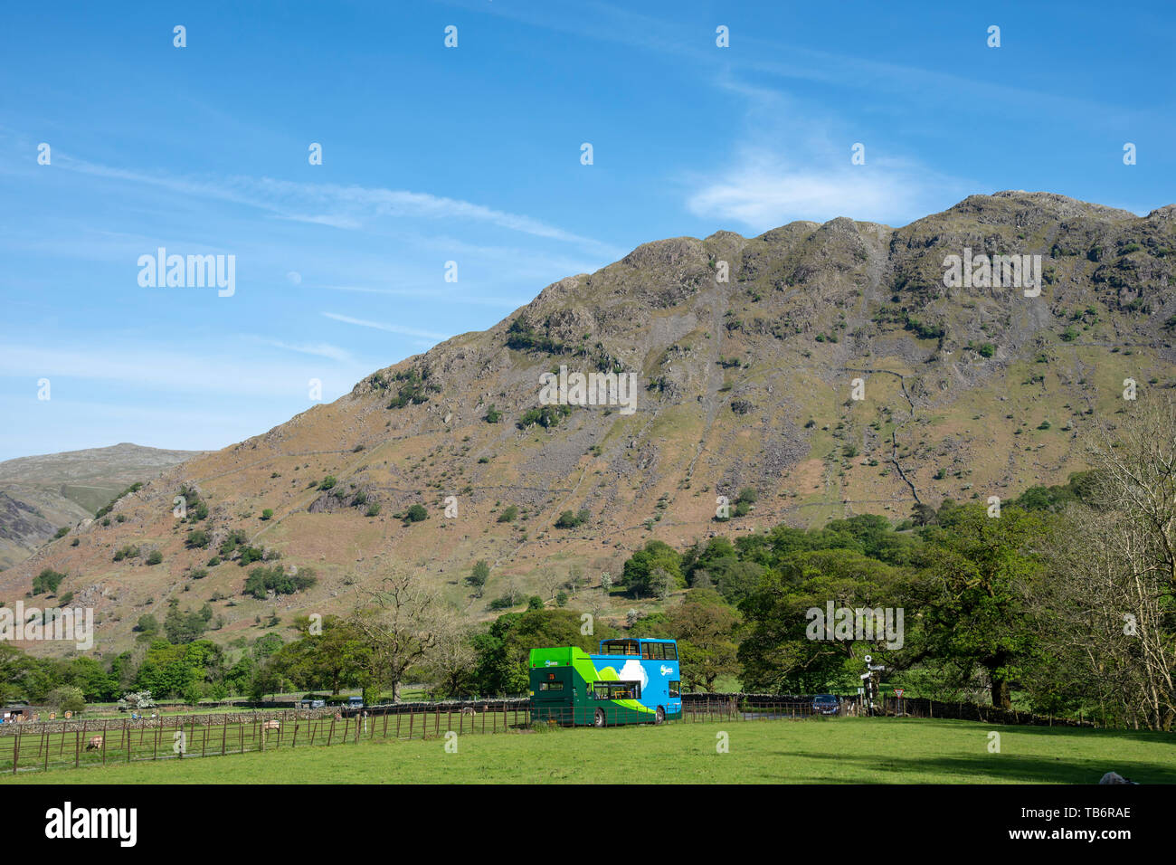 Stagecoach bus à toit ouvert visiter le village de Borrowdale Seatoller ...