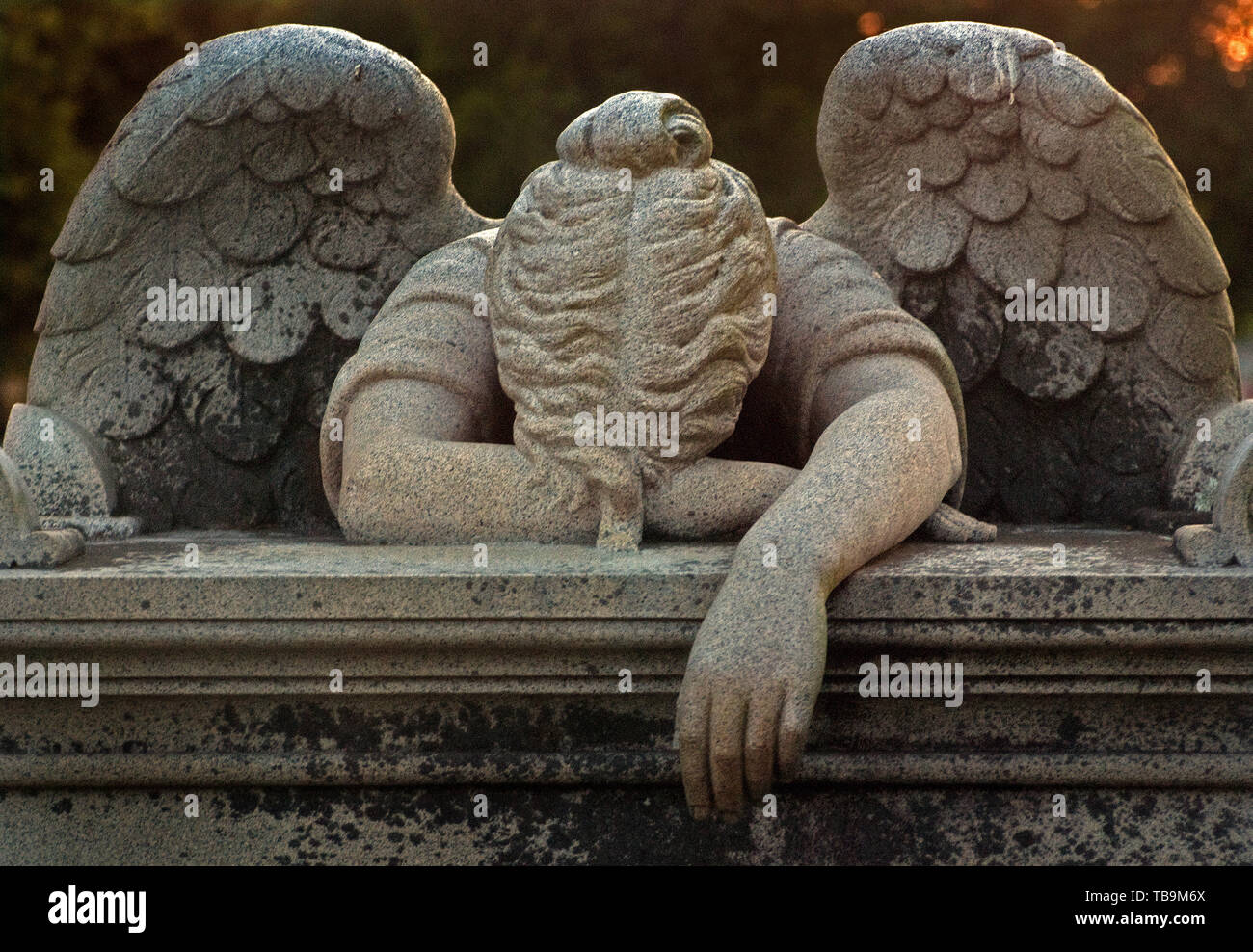 La statue d'un Ange Pleureur orne la tombe de Rév. Robert Teasdale au ...