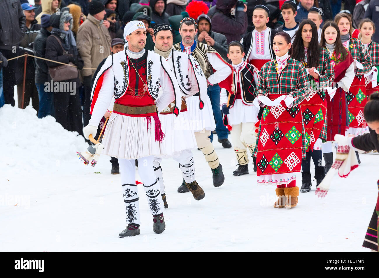 Traditional bulgarian dance Banque de photographies et d’images à haute ...