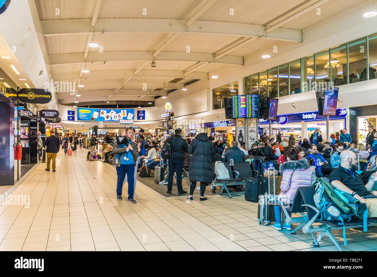 Porte des départs de la compagnie aérienne luton Banque de ...