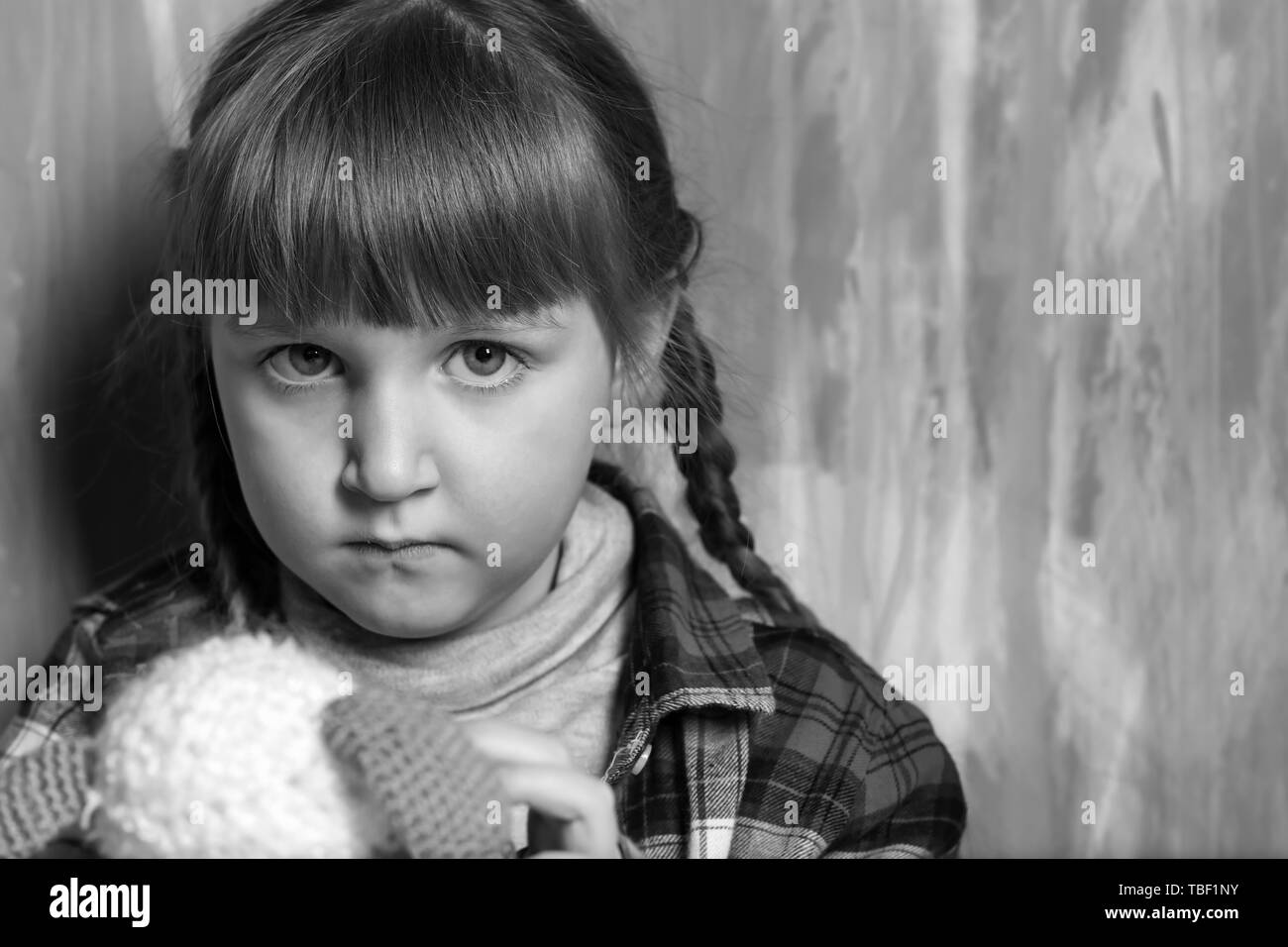 Petite Fille Triste Banque d'images noir et blanc - Alamy