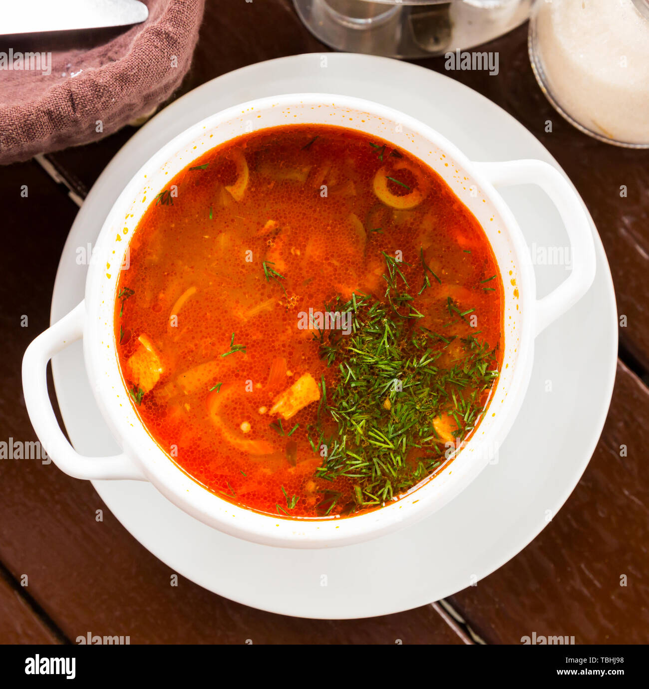 Solianka russe traditionnelle soupe à la viande avec un assortiment de ...