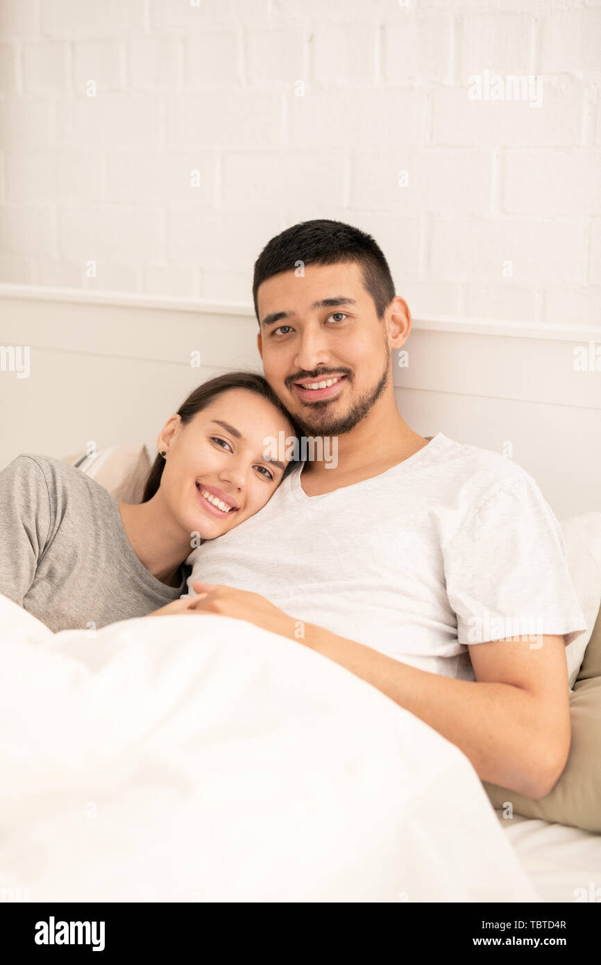 Couple Au Lit Banque De Photographies Et Dimages à Haute Résolution