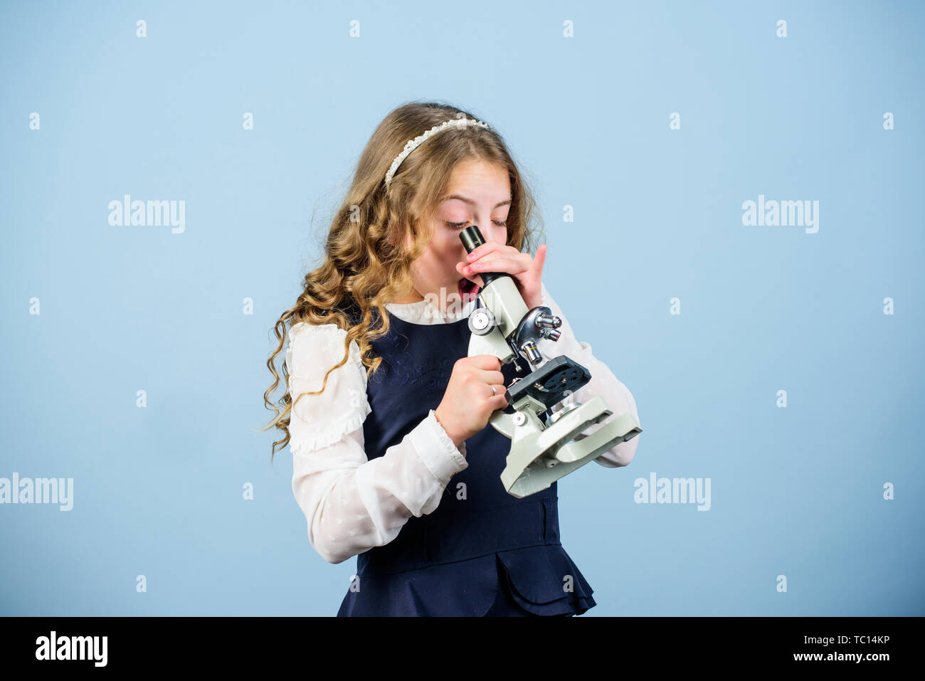 La recherche scientifique en laboratoire. Petite fille genius avec ...