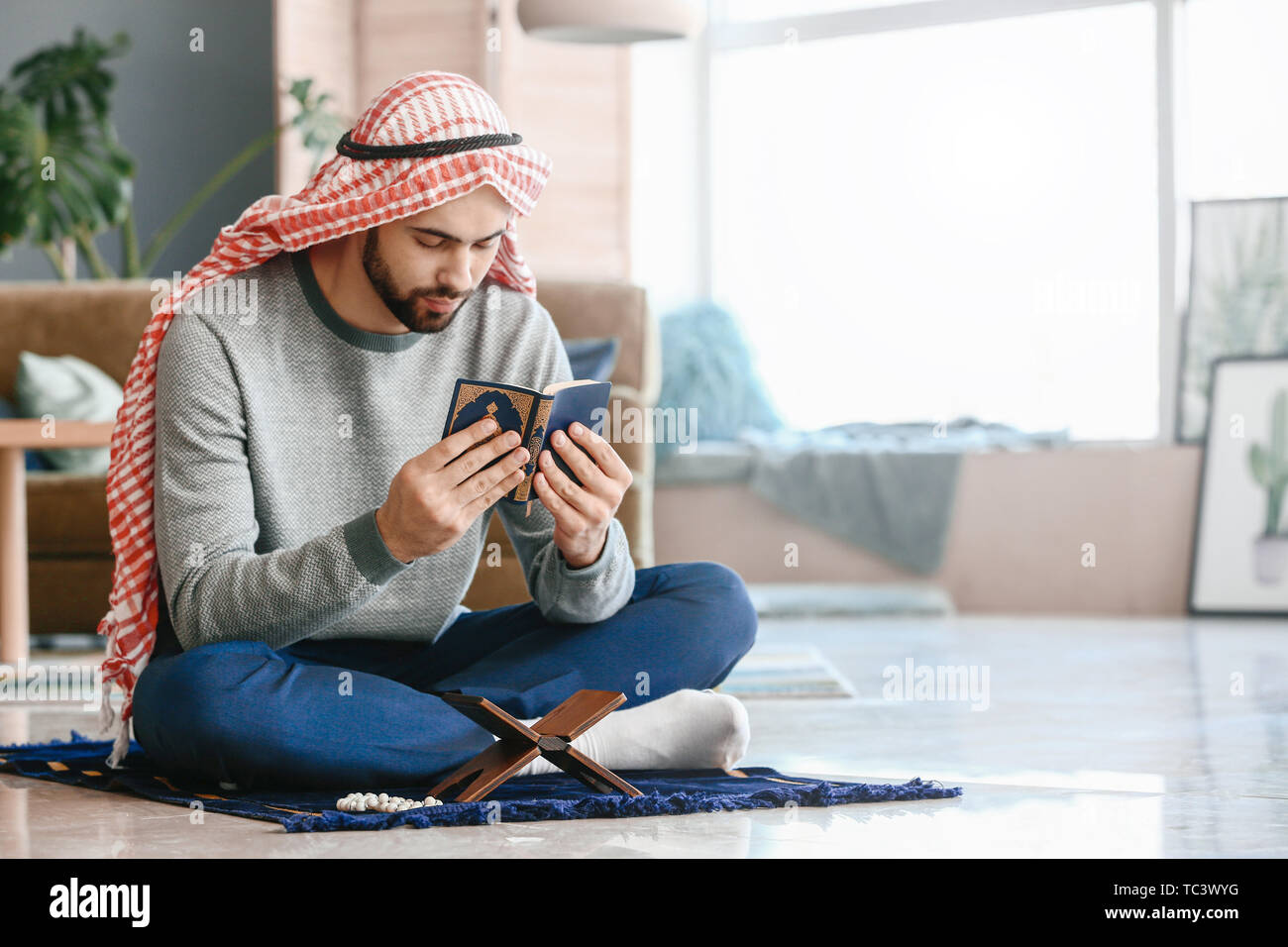 Muslim man prayer mat Banque de photographies et d’images à haute ...