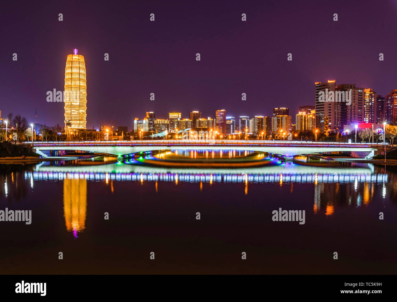 Cityscape of zhengzhou Banque de photographies et d’images à haute ...