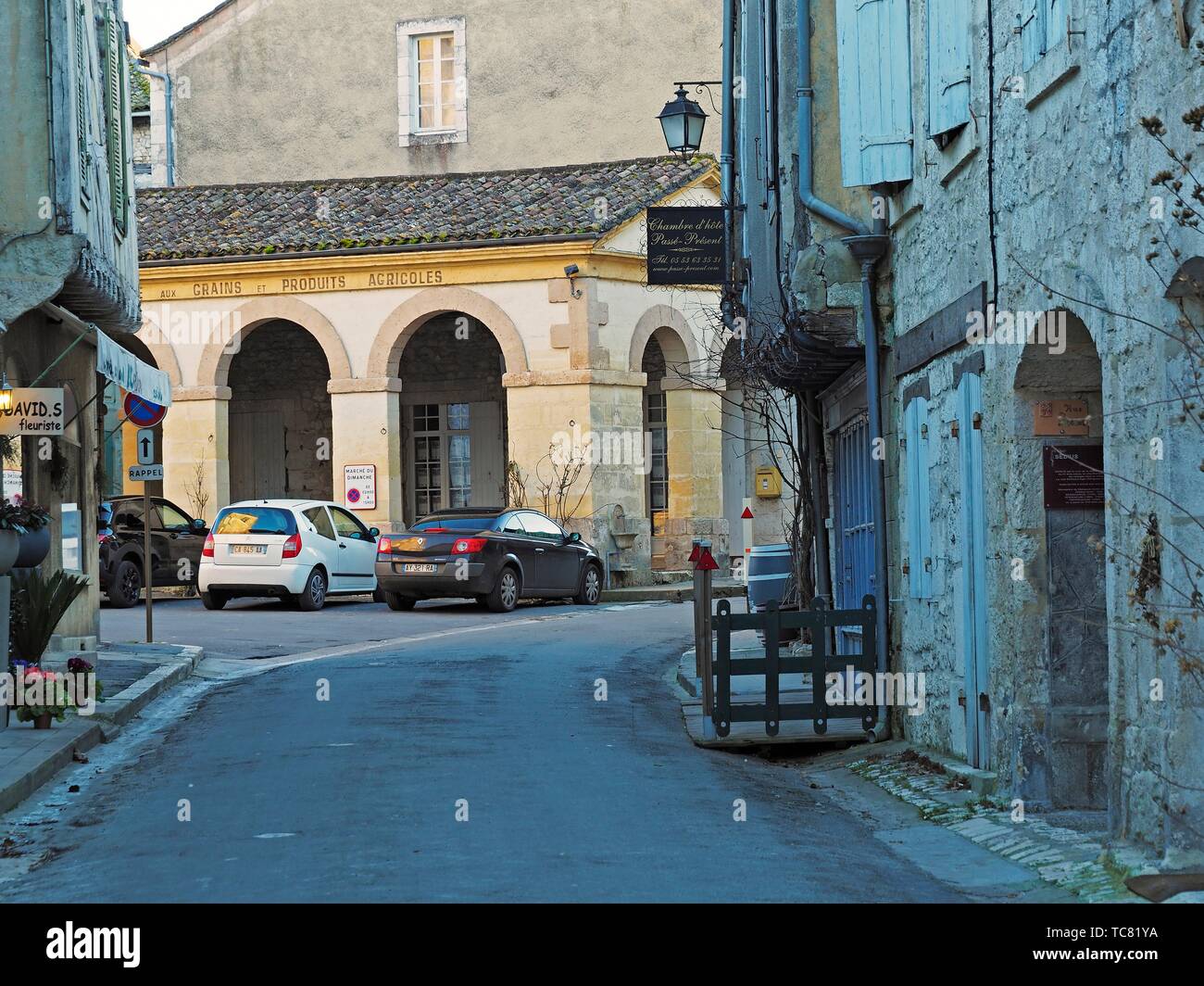 Issigeac village Banque de photographies et d’images à haute résolution ...