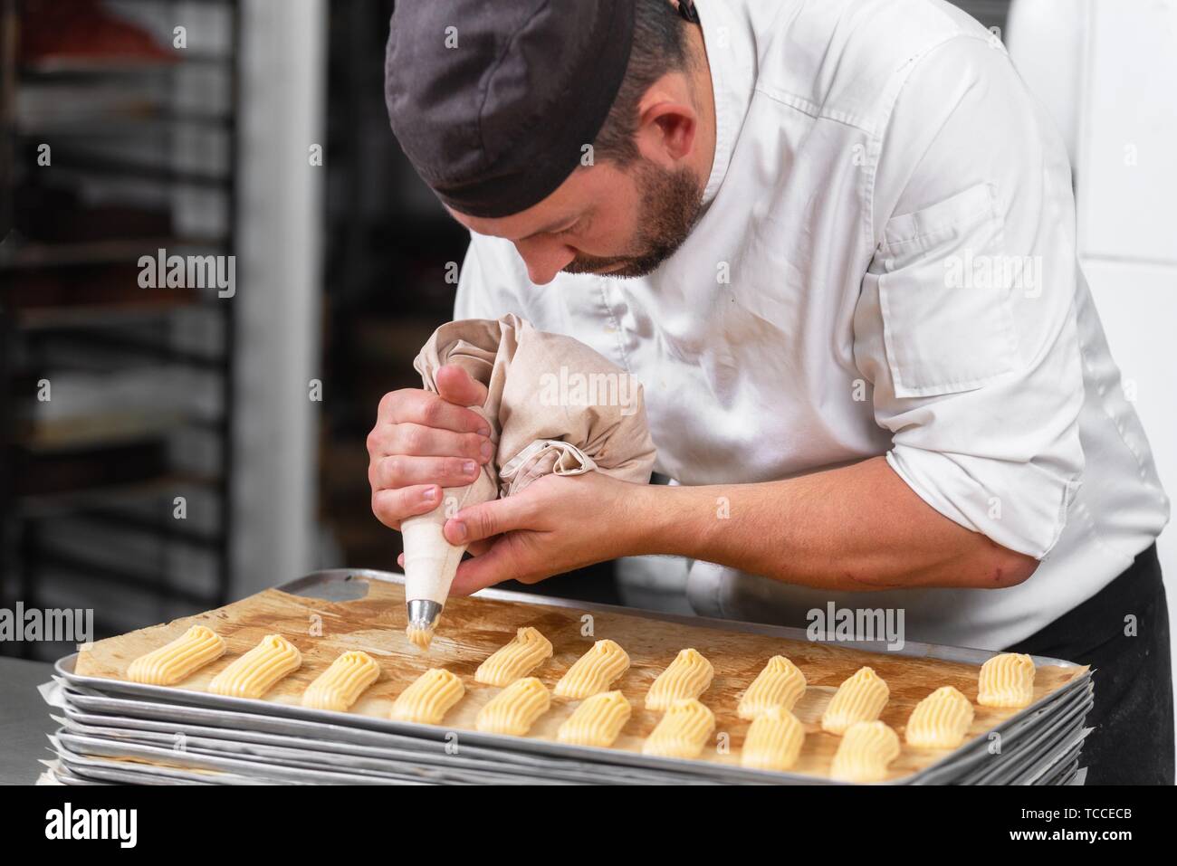 Chef pâtissier Banque de photographies et d’images à haute résolution ...