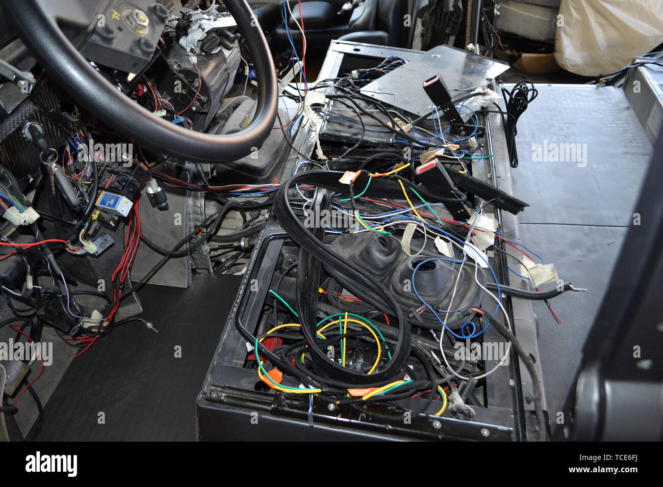 Beaucoup de Ravel fils multicolores de la voiture se trouve dans le ...