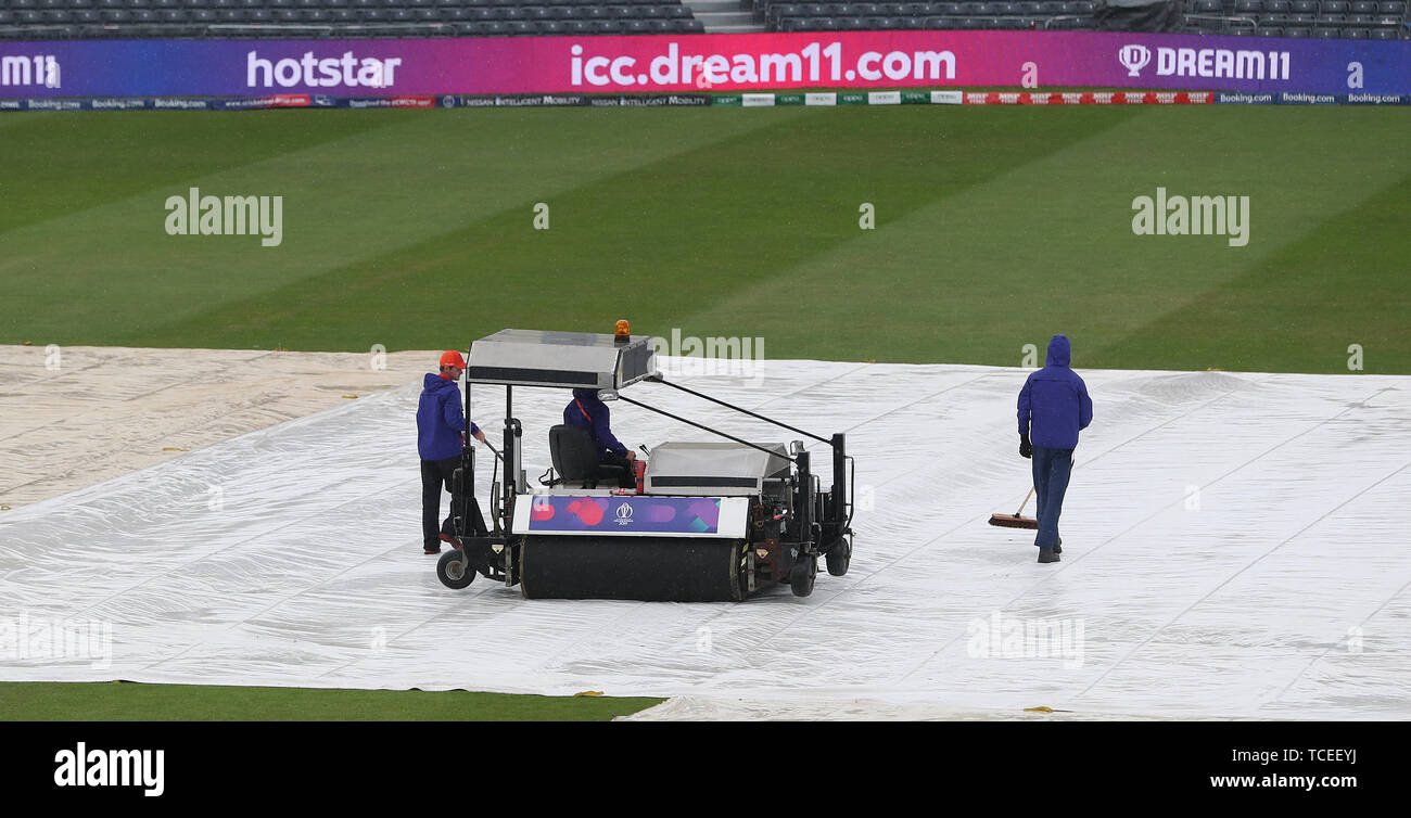 Le travail du personnel au sol à l'eau claire de l'outfield avant l'ICC ...