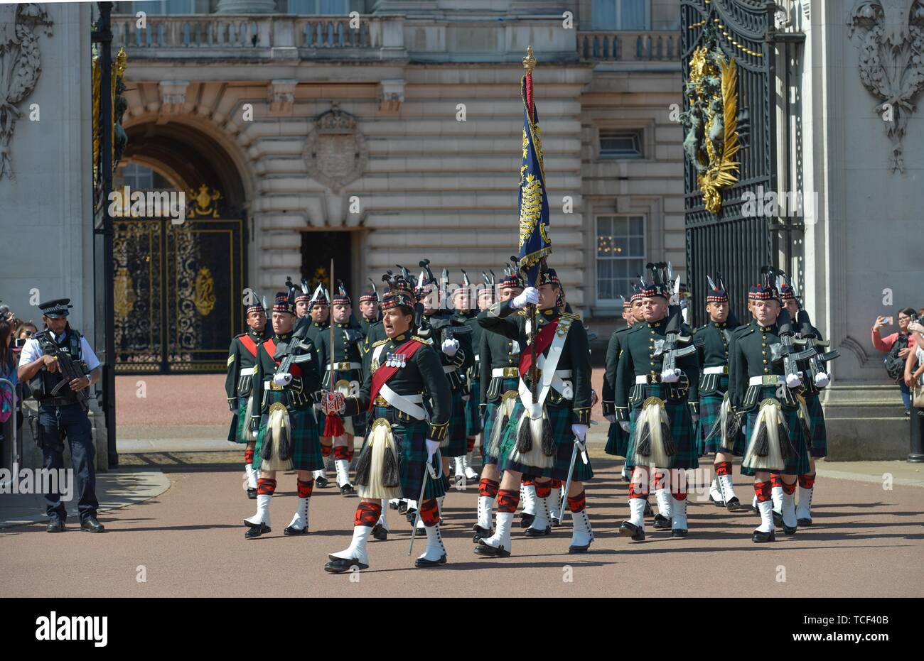 Gardes royaux au palais de buckingham Banque de photographies et d ...