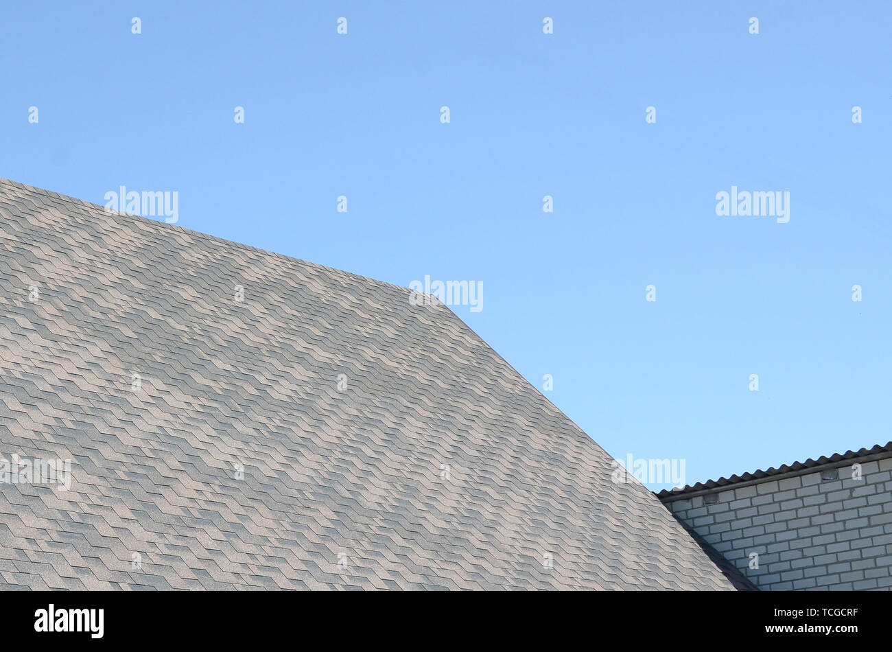 Les bardeaux de toiture bitume souple de surface sur la maison en ...