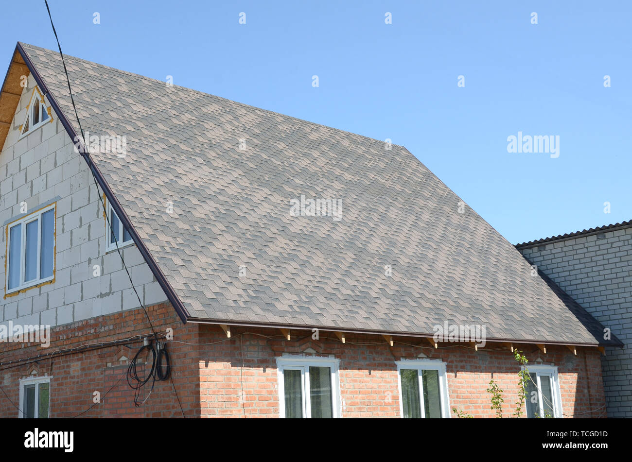 Les bardeaux de toiture bitume souple de surface sur la maison en ...